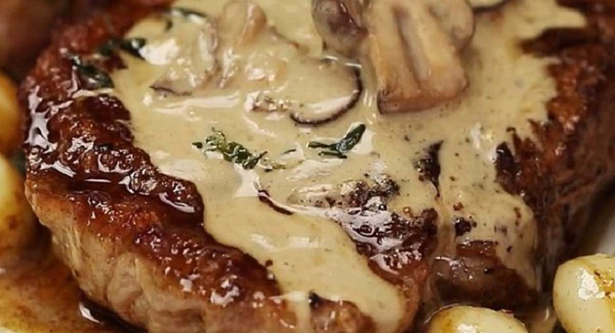 Bifteck poêlé au beurre à l'ail et à la sauce crémeuse aux champignons ...